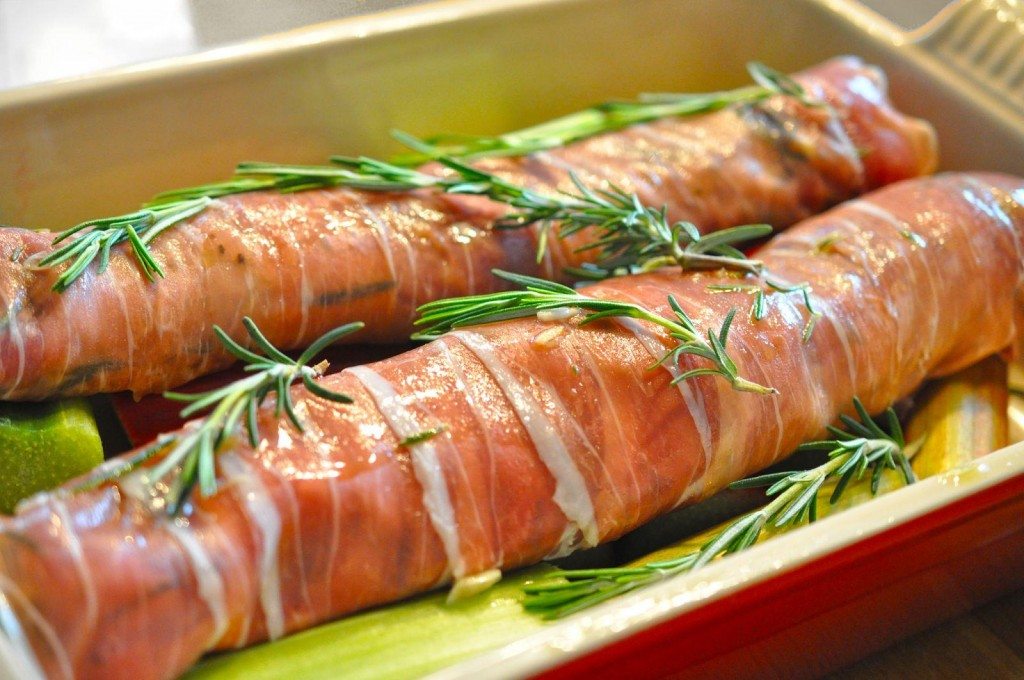 Svinjska ribica s pršutom in rožmarinom na rabarbarini postelji ...