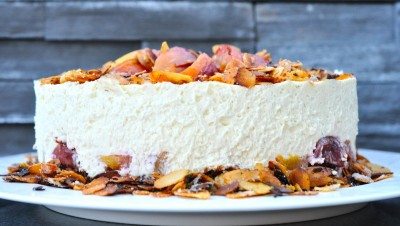 Mandljeva lahka skutna torta s karameliziranimi breskvami – Culinary ...