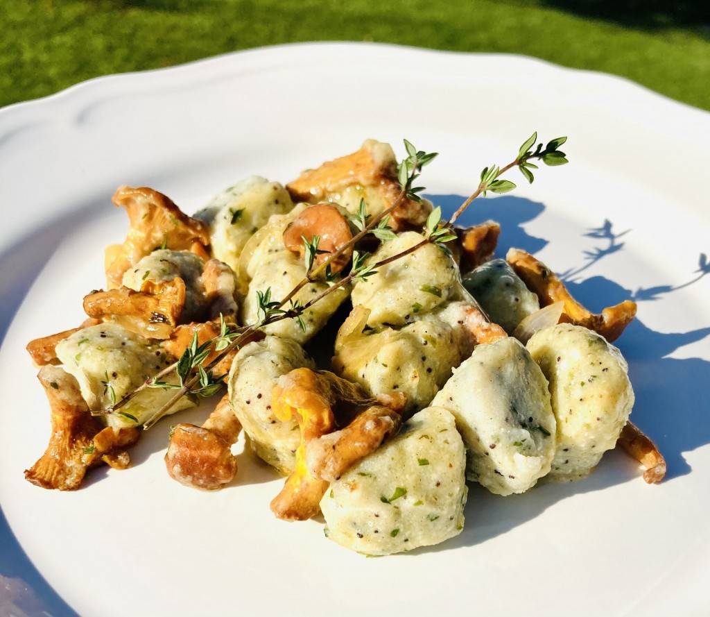 Njoki Ane Roš z lisičkami na maslu – Culinary journey by me